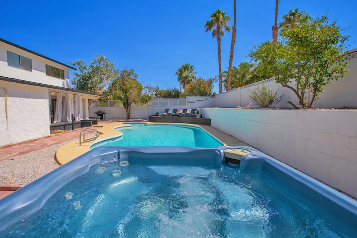 6br Oasis: Big Pool, Hot Tub, Yard, & Outdoor Fun! - Las Vegas, NV