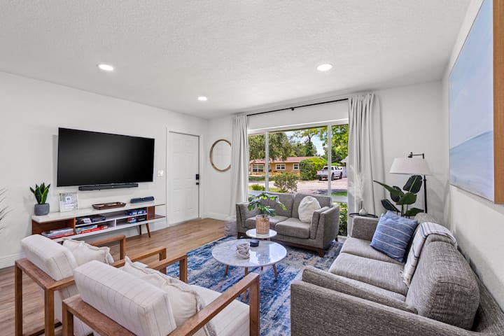 Heated Pool • Hot Tub • Pergola! - Palm Springs, FL