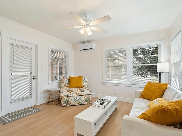 Monthly Beachside Rental | 1br, 2 Min Walk To Sand - St. Pete Beach, FL