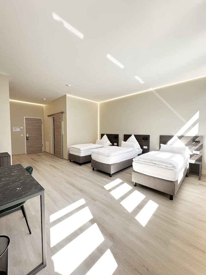 *The Treasury Hotel* Triple Room - Neuss