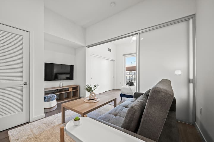 Top-floor Gem & Heated Pool | Walk To Attractions - Long Beach, CA
