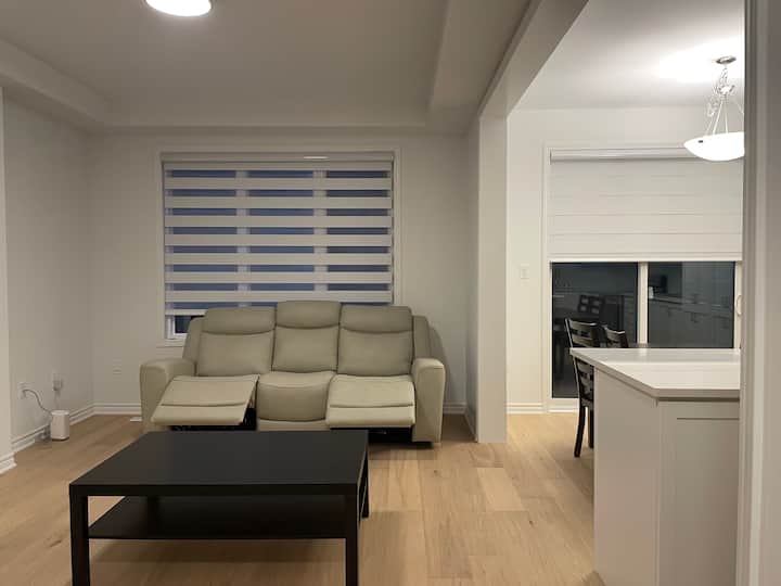 Co-sharing Space In A New Home In Oakville - Oakville