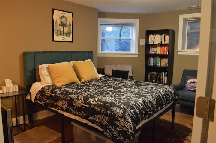 The Cozy Scholar's Retreat And Spa Bath - Chicago, IL