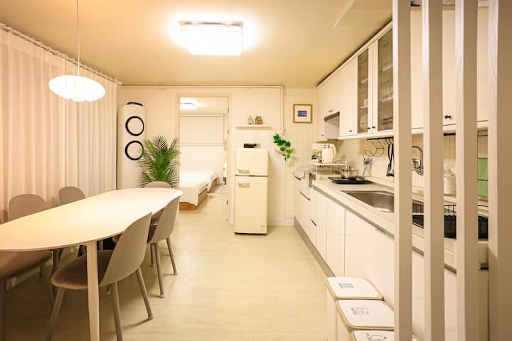 언주역도보 3분/침대4개/무료주차/공항버스 9분/ 성형/병원/Coex/롯데월드/강남도심 - Seoul