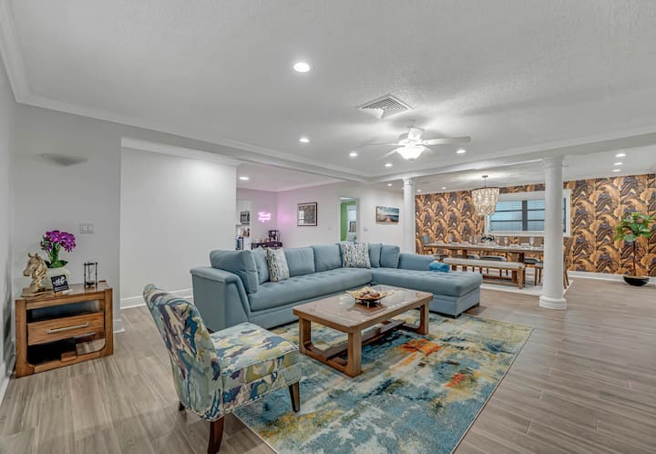 The Sun Sail Retreat | Walk To Dt | 1 M To Beach! - Lake Worth, FL