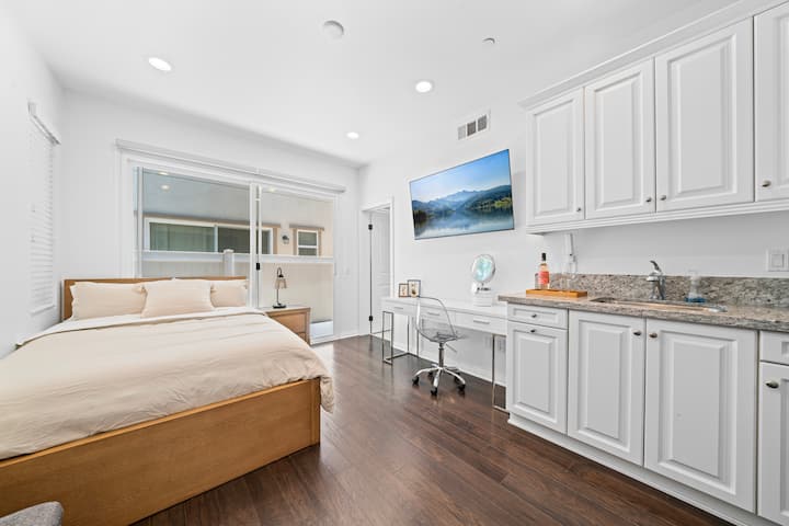 20% Off Monthly | Modern Designer Home W/ Balcony - Fullerton, CA