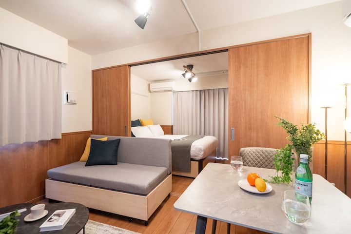 Designer Apartment With Attractive Wood Grain /B02 -