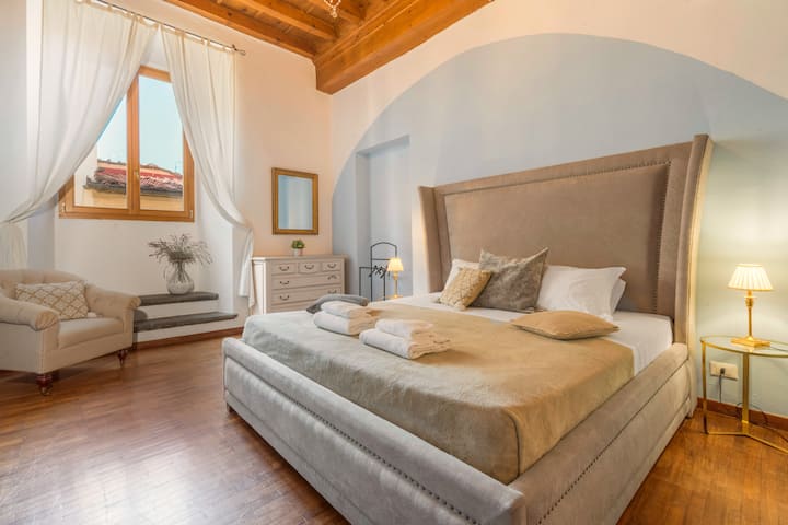 Elegant 4br In Historic Santa Croce Palace - Florence