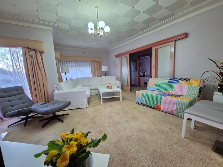 Phu An Retreat/ Stay Convenient With Outdoor Space - Caroline Springs