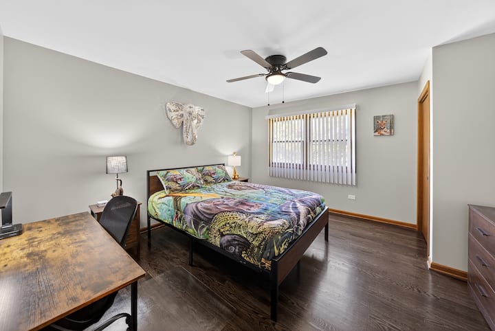 Suite Spot Safari Theme Room In Shared Home - Barrington, IL