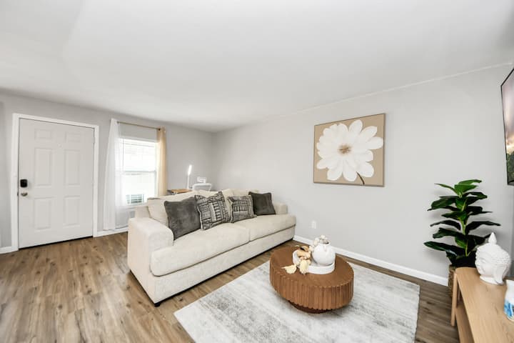 Luxury2br Kirby | Wifi, Parking & Wellness Touches - Houston, TX