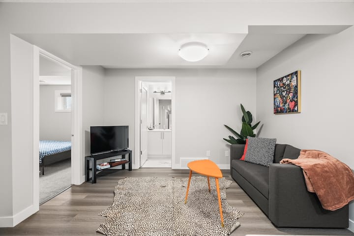 Charming Basement Suite | Sleeps 3 - Edmonton