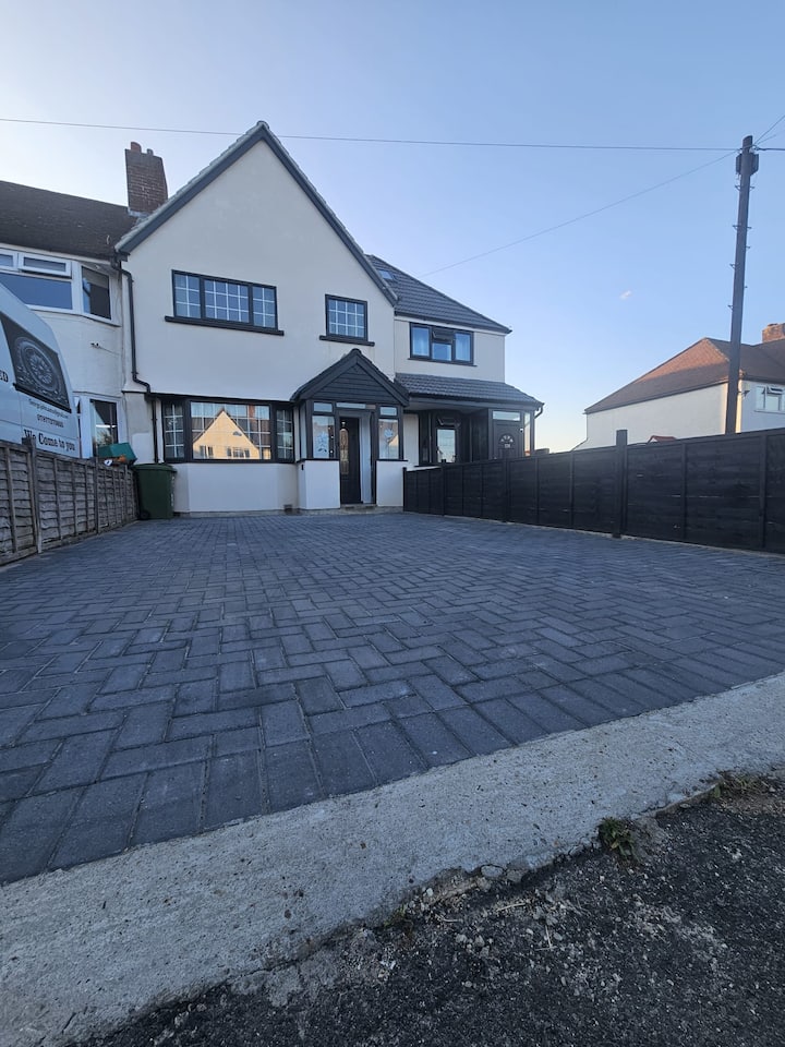 Large 5br Home W/ 3ba & Parking - Croydon, UK