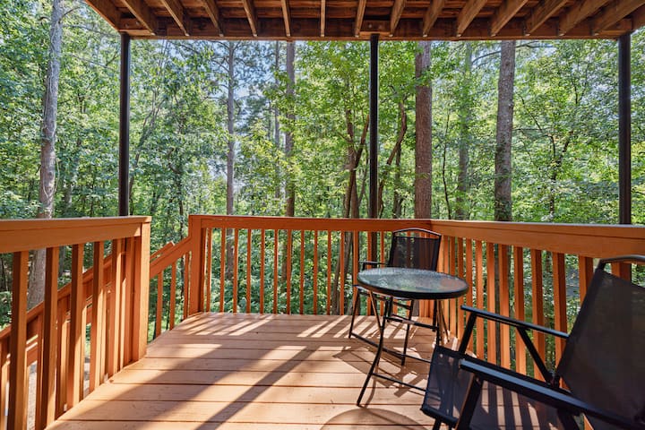 One Bed Oasis In Stunning Town - Roswell, GA