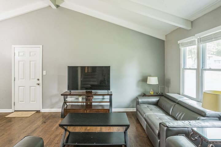 New Renovated Home Mins To Overland Park Hospital - Overland Park, KS
