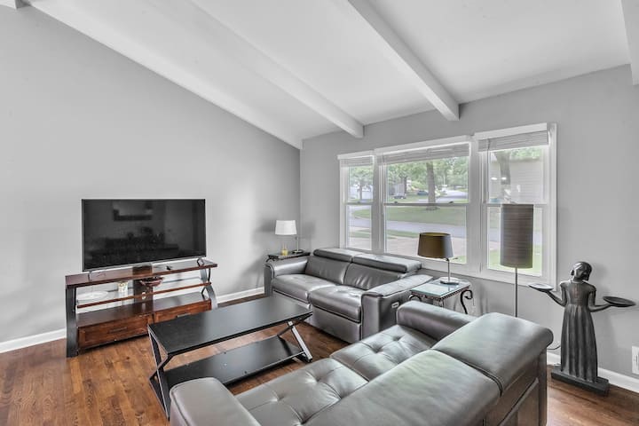 New Renovated Home Mins To Overland Park Hospital - Overland Park, KS