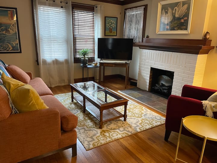 The 1928 Cozy Corner Bungalow - Kansas City
