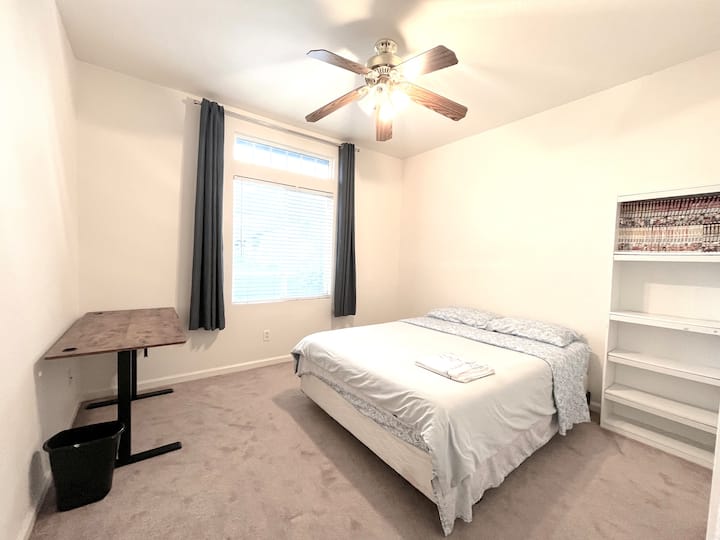 Simple Private Bedroom To Shower And Sleep L1 - Stockton, CA