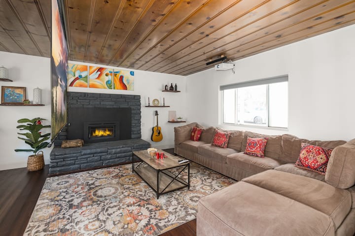 3br W/ Shared Hot Tub & Backyard - Reno, NV
