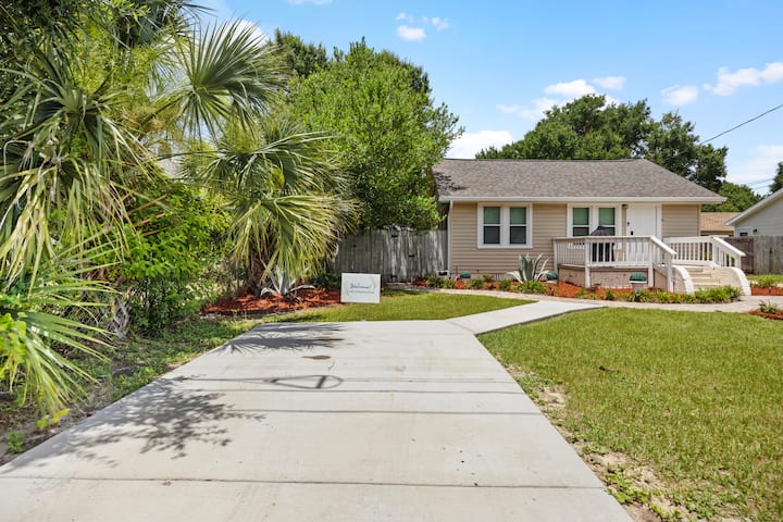 10 Min To Nas Pensacola | Inn On Intendencia - Pensacola, FL