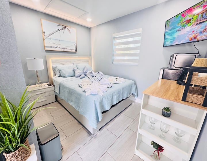 Tiny Guesthouse – Palm Oasis - Tampa, FL