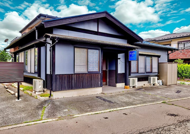 落ち着きと静けさに包まれる和モダン空間。河口湖観光の拠点にWi-fi完備で完全個室で快適な滞在を。a - Mount Fuji