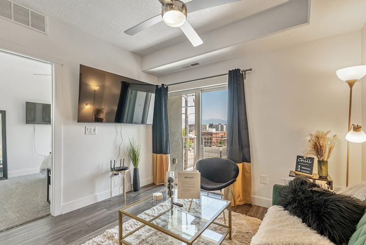 Stylish Stay Downtown | Apt | Gym | Garage | W/d - Salt Lake City, UT