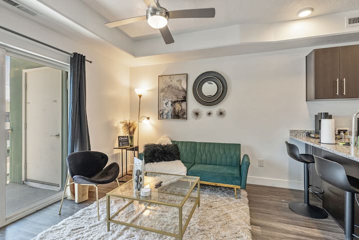 Stylish Stay Downtown | Apt | Gym | Garage | W/d - Salt Lake City, UT