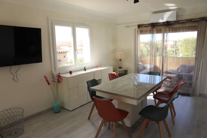 Haut De Villa 2 à 6 Pers
Clim
3 Ch
300m La Mer - Sanary-sur-Mer