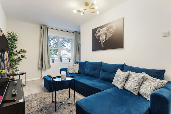 2 Bed Flat– Discount For Contractors & Long Stays - London