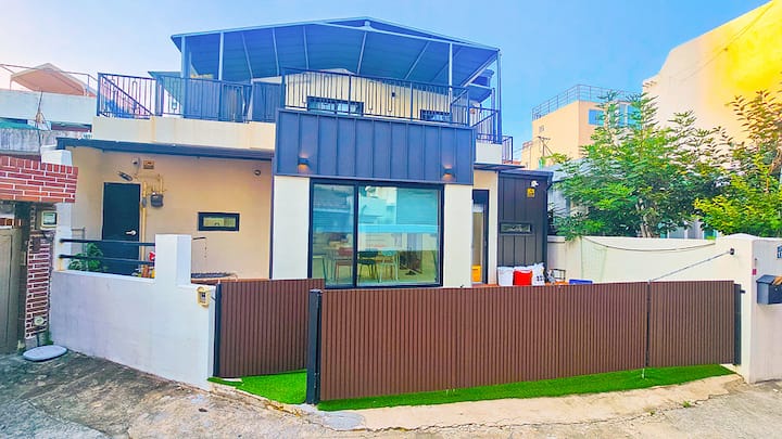 [광안 더 블루스]신규숙소/주차가능/복층단독주택/1층마당/2층테라스/침실3/거실2/욕실2 - Pusan