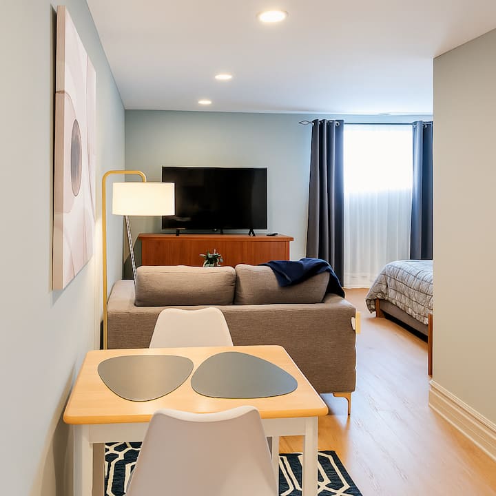 Royal J's Luxe Studio Near Uptown, Unb & Hospital - University of New Brunswick Saint John (UNBSJ)