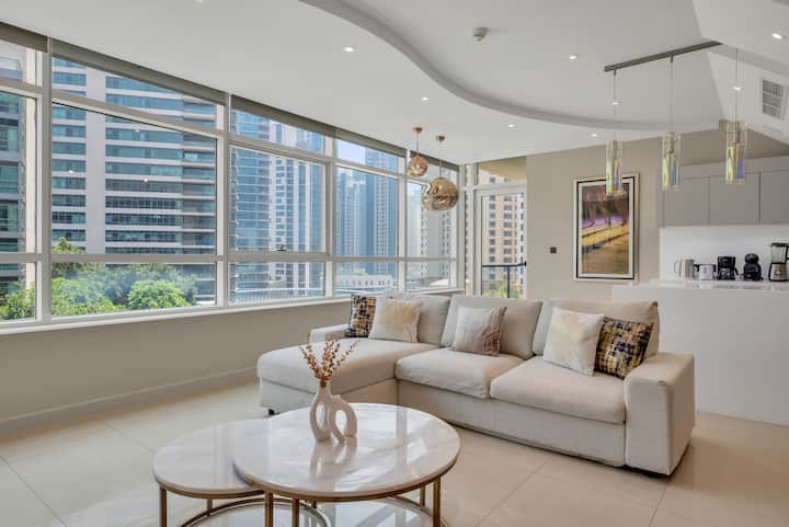 Stylish Upgraded 2br | Beach, Pool & Gym - Dubai Marina