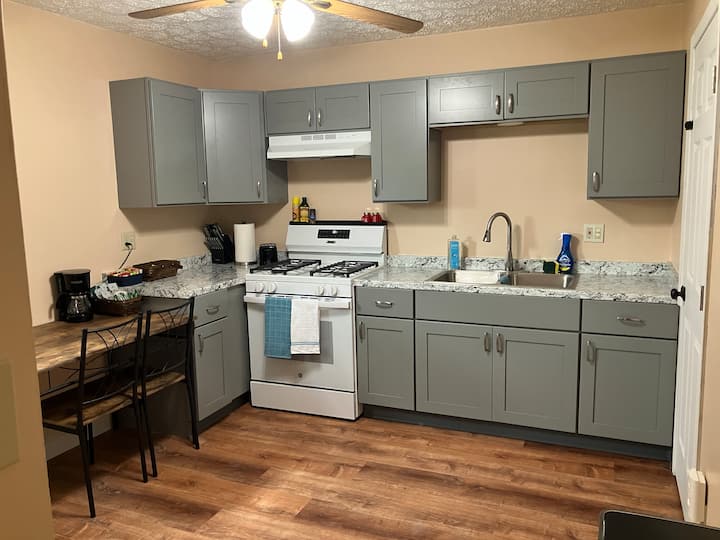 1 Bed/1 Bath With Kitchen - Alaska