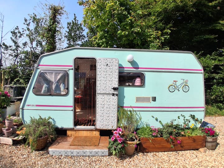 Kitsch Caravan By The Coast - 아일랜드