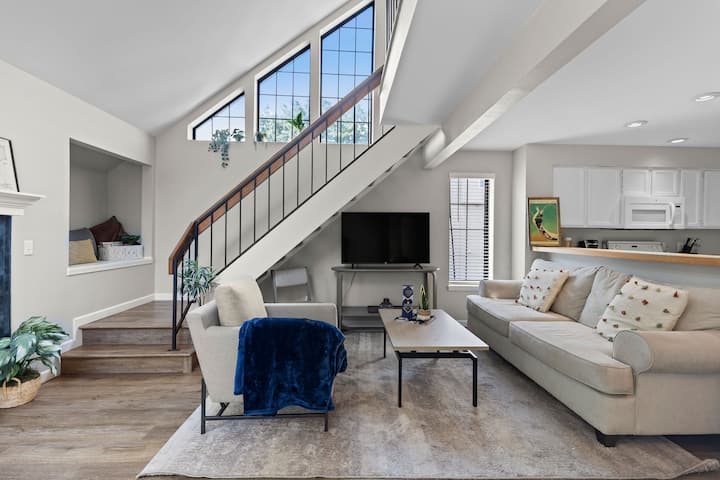 Stylish Loft / Sauna & Fireplace - Cherry Creek, CO