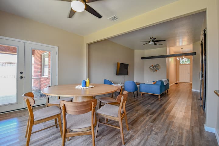 Spacious 4br W/ Central Location, Vaulted Ceilings - Roanoke, TX