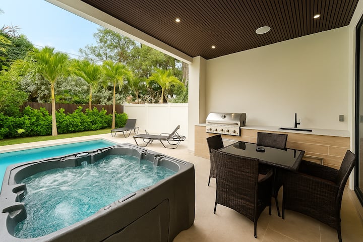 Jungle Lux Home W Pool, Hot Tub, & Ice Bath - Fort Lauderdale, FL