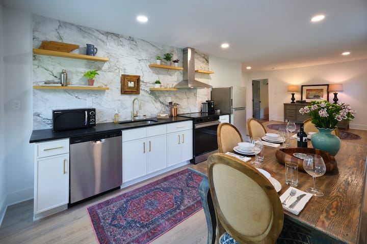 Luxury 1br | Walk 2 Entertainment | Sleeps 4 | W/d - Knoxville, TN