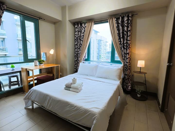 Across Naia3 | 8 Mins Walk, Airport View, Balcony - Pasay