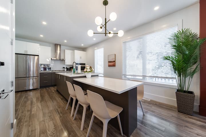 *Chic Hideaway*king Bed*fireplace*garage*dt/wem - Edmonton