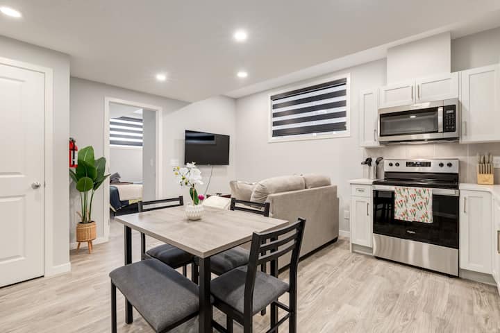 Bright 3 Bed Designer Suite | Wifi | Families - Alberta