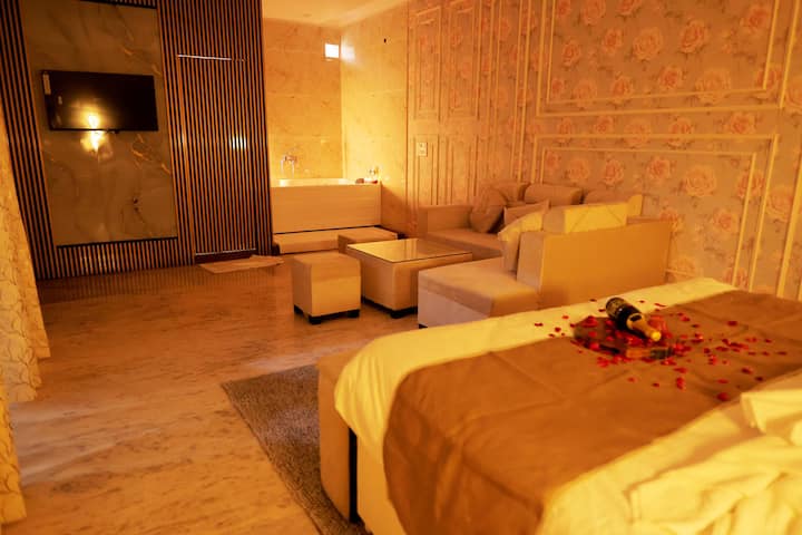 Guest House|private Jacuzzi| 7br - Delhi
