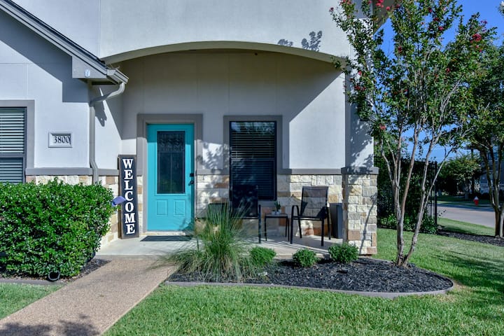 The Howdy House - College Station, TX