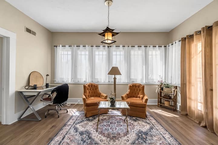 Historic | Near Crmc | Sleeps 8 - Fresno, CA