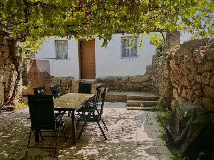 Casa Con Parra De Uva Y Paz - Lovios