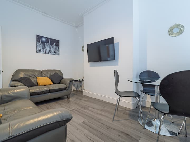 4br House Near Anfield | Parking | Sleeps 8 - Liverpool