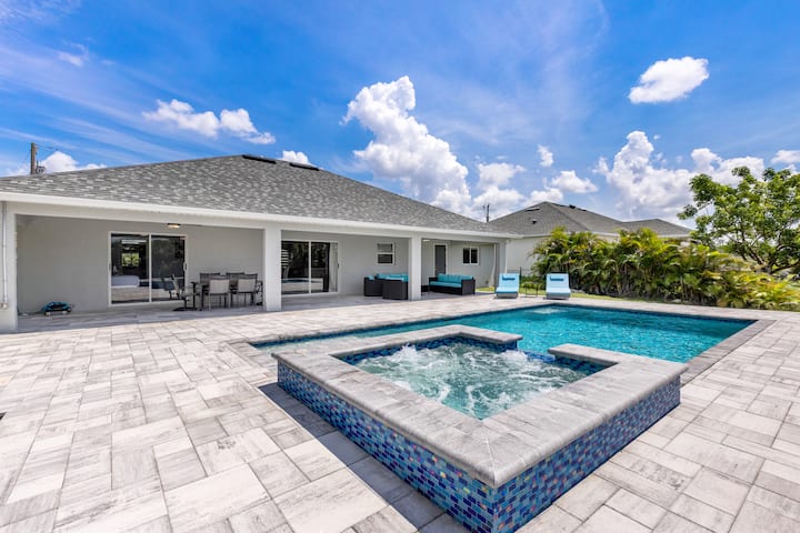 Cape Coral Retreat | Pool • Modern • Tesla Charger - North Fort Myers, FL