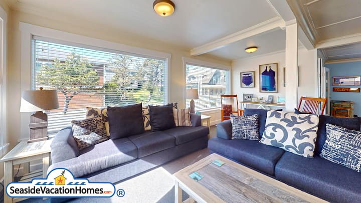 Sand Dollar House At Seaside Beach - Cannon Beach, OR
