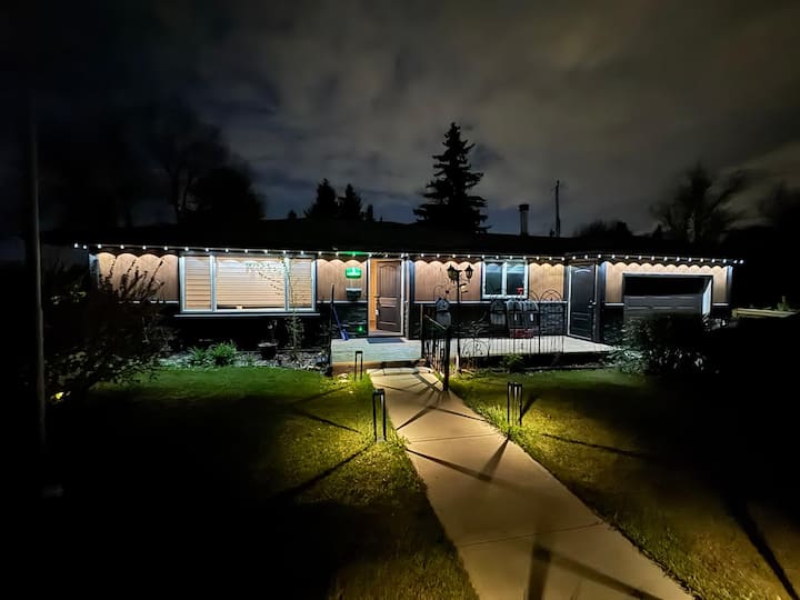 Luxurious Bungalow Near Downtown, With Ac & Garage - Calgary